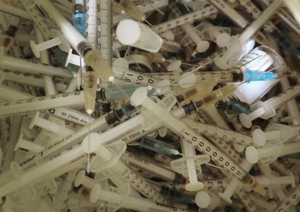 What Goes in a Sharps Container | Sharps Medical Waste from Sanitrax
